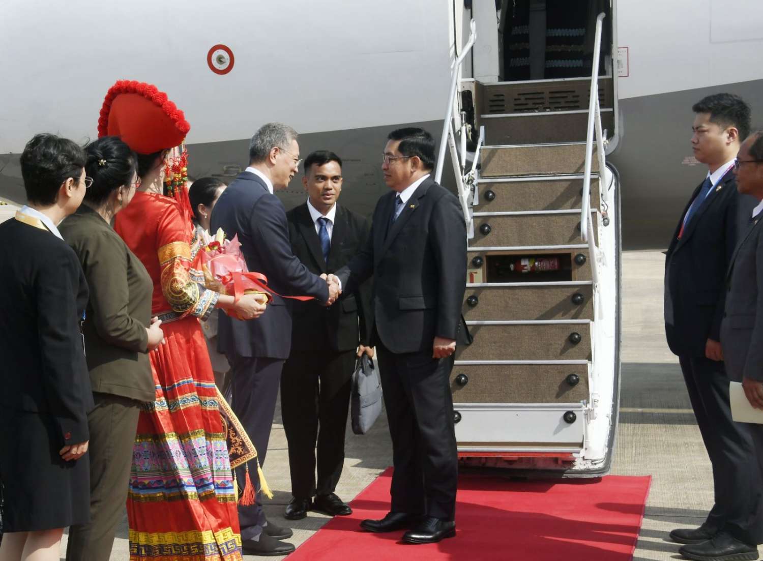 Prime Minister U Nyo Saw-led Myanmar delegation arrives in Nanning ...