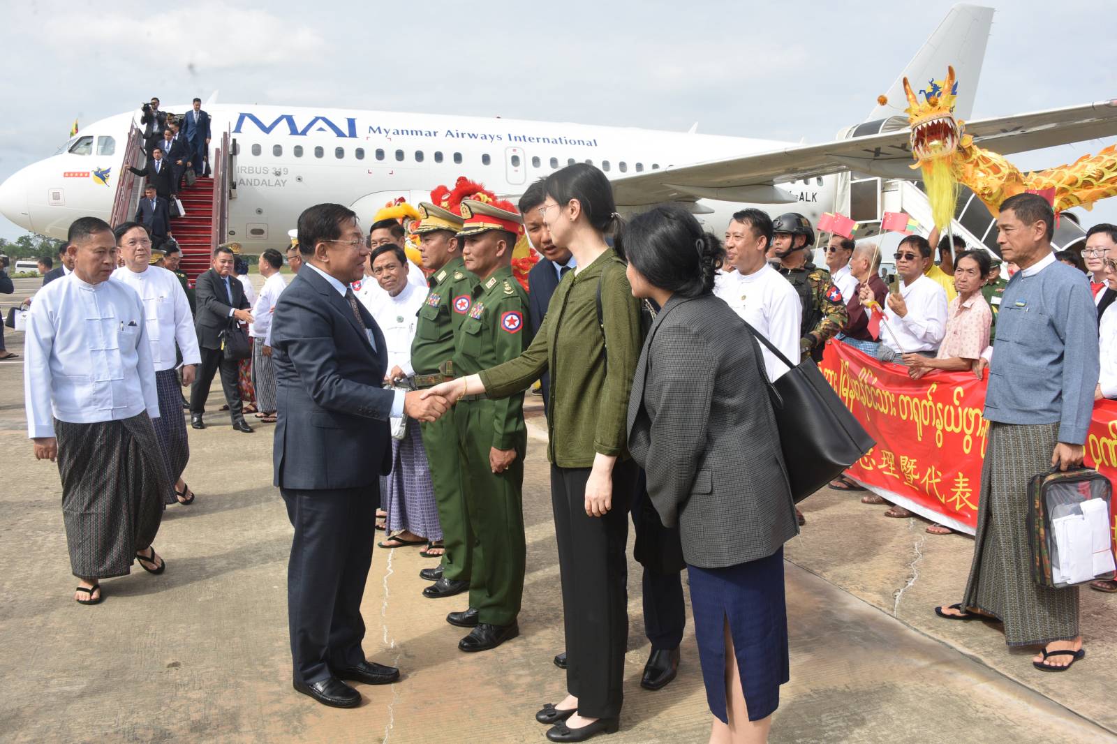 People tumultuously welcome Myanmar high-level delegation led by SAC ...