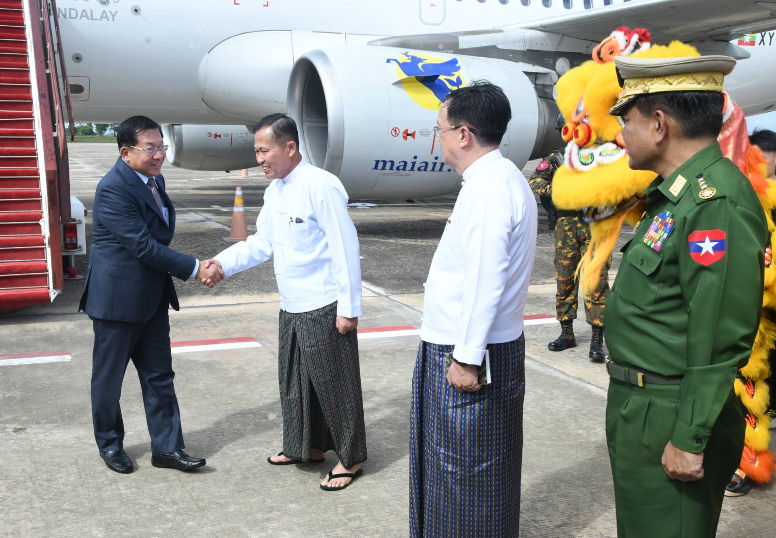 People tumultuously welcome Myanmar high-level delegation led by SAC ...
