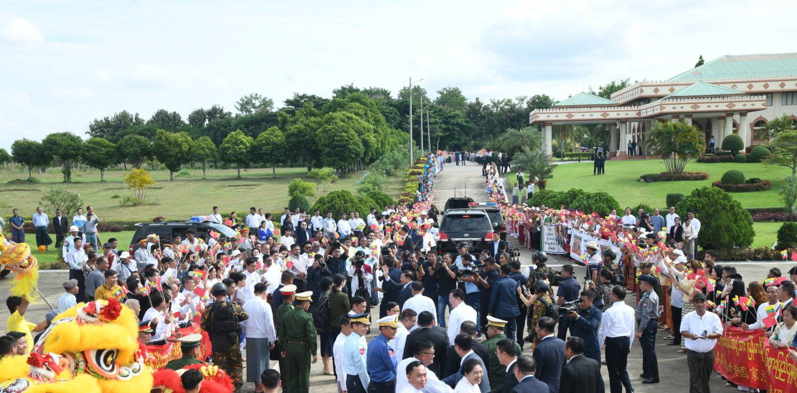 People tumultuously welcome Myanmar high-level delegation led by SAC ...