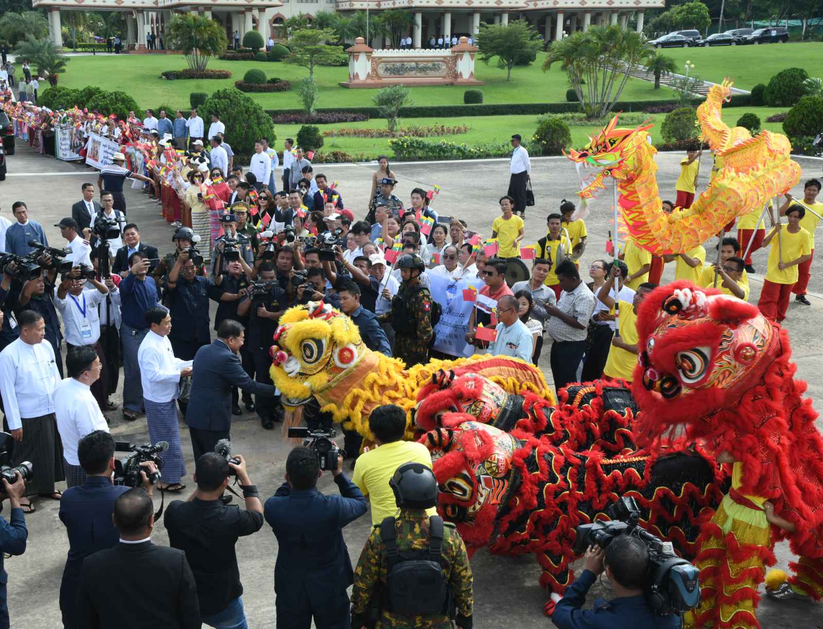 People tumultuously welcome Myanmar high-level delegation led by SAC ...