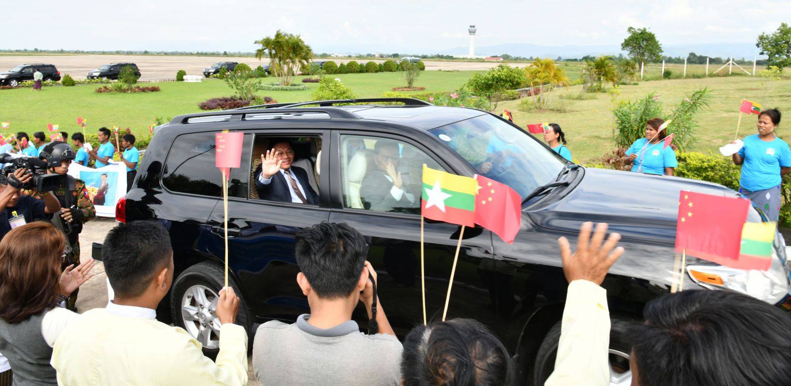 People tumultuously welcome Myanmar high-level delegation led by SAC ...