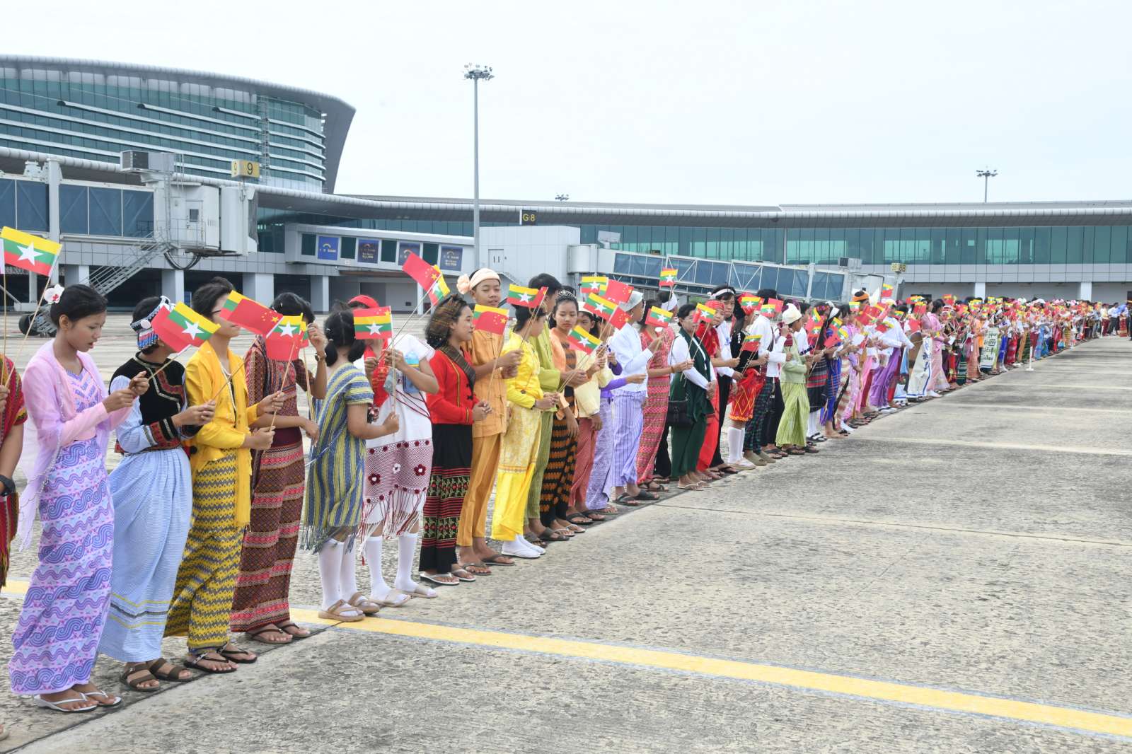 People tumultuously welcome Myanmar high-level delegation led by SAC ...
