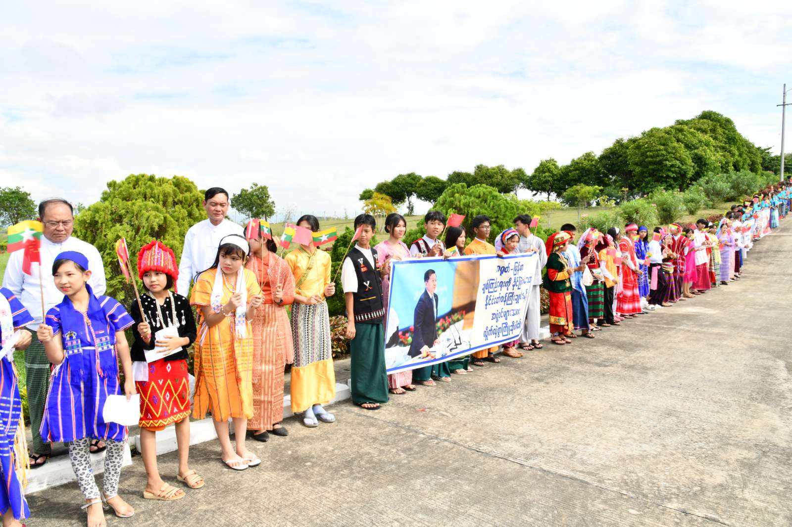 People tumultuously welcome Myanmar high-level delegation led by SAC ...