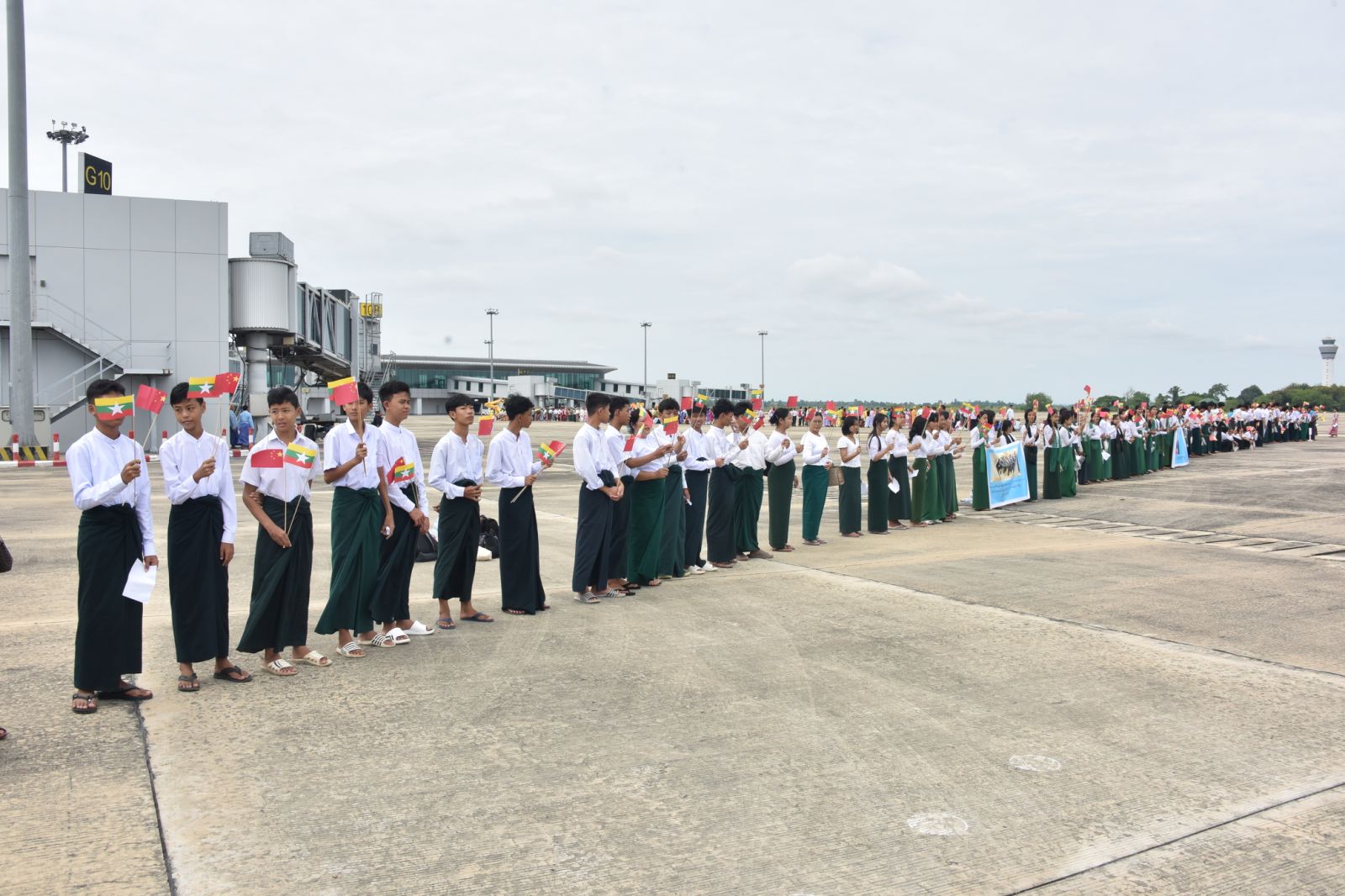 People tumultuously welcome Myanmar high-level delegation led by SAC ...
